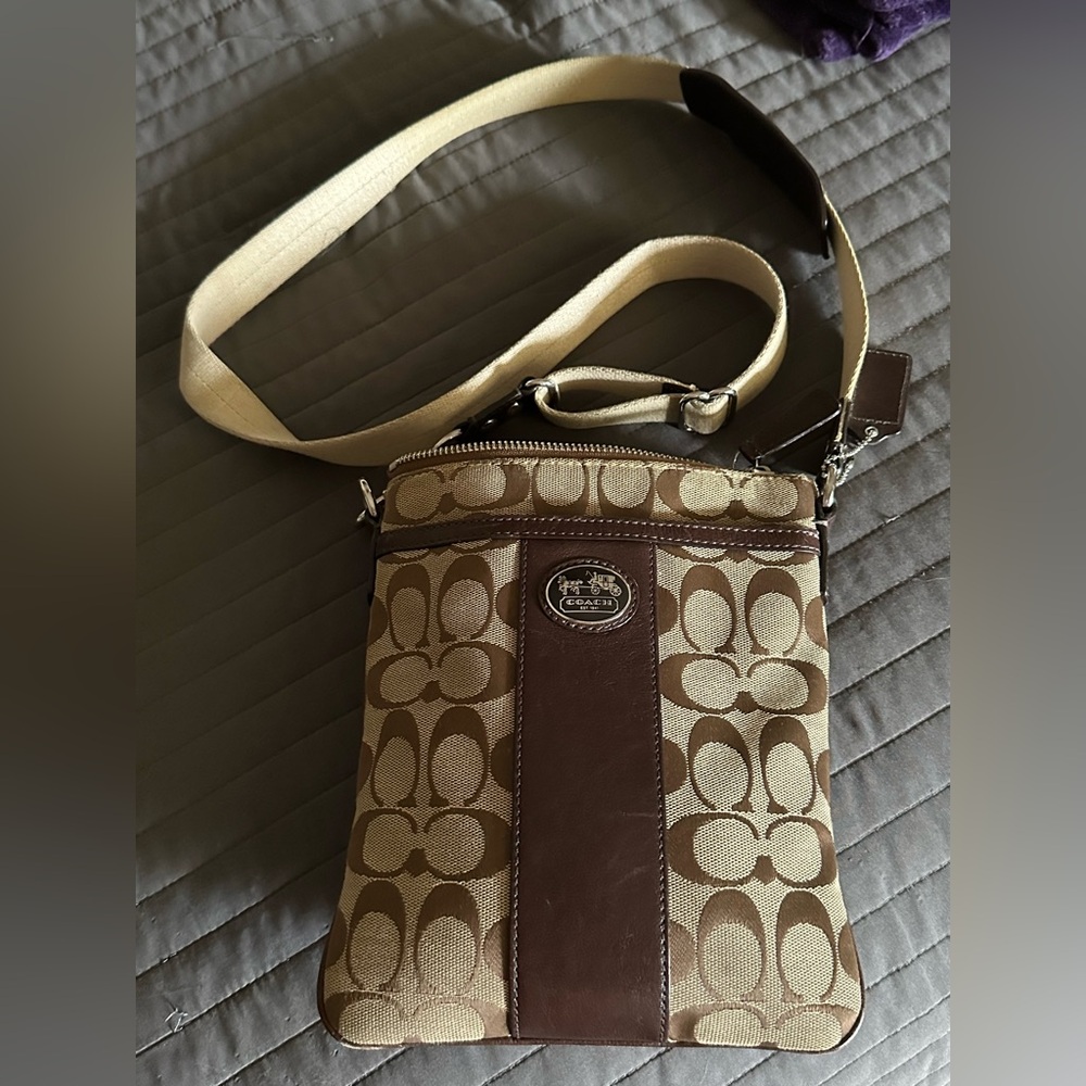 Coach Signature Swingpack Crossbody - Gem